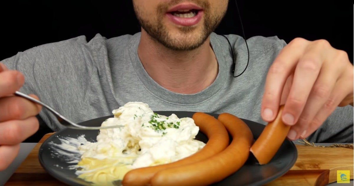 Tausende gucken zu, wie dieser ASMR-Youtuber beim Essen typisch ...